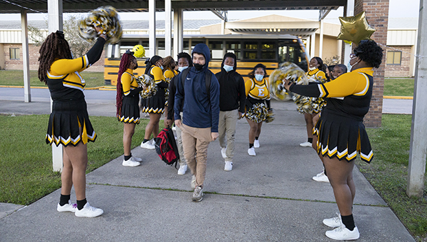 Alumni, school officials welcome freshmen back to ESJ campus | L ...